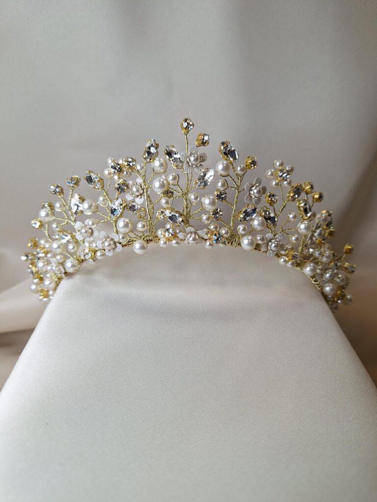 AR836 Daisy Tiara – Arianna Bespoke Accessories